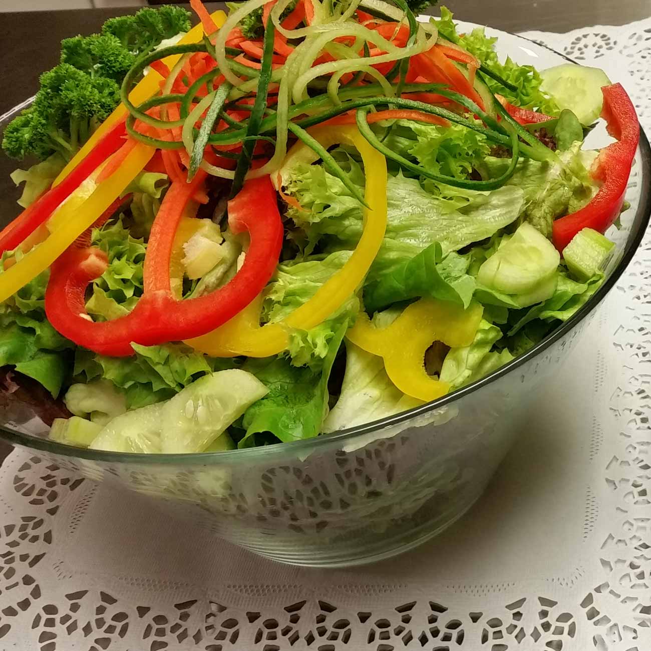 Blattsalat bunt und dekoriert - Bäumle Kochservice